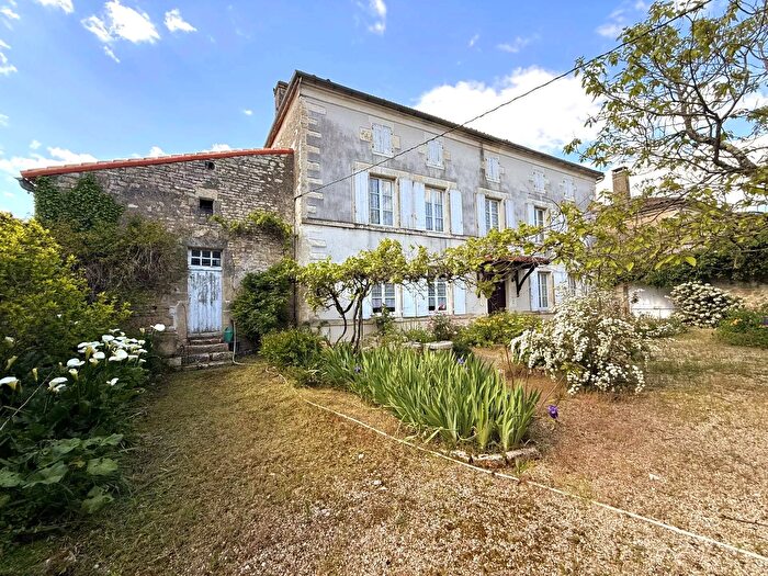 Maison à vendre - Tusson - 12 pièces - 6 chambres