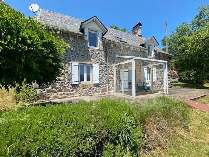 Maison à vendre - Saint-Julien-près-Bort - 6 pièces - 4 chambres