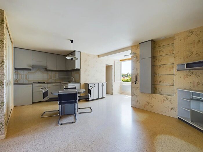 Appartement à vendre - Sainte-Savine - 3 pièces - 2 chambres