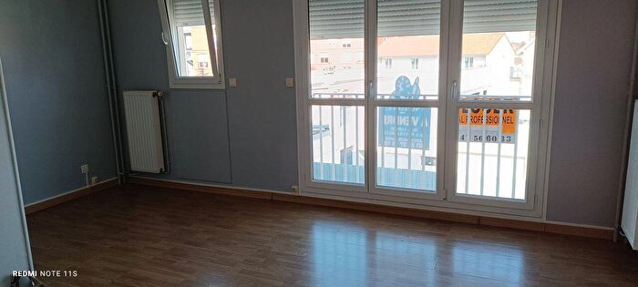Centre Est, Saint-Julien-les-Villas : Appartement 1 pièce à louer