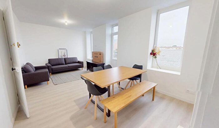 Appartement à louer - Équeurdreville-Hainneville, Centre-ville - 2 pièces - 1 chambre