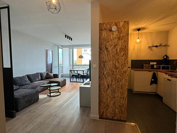 Appartement à louer - Bonnevay, La Soie, Les Brosses, Villeurbanne - 7 pièces - 1 chambre