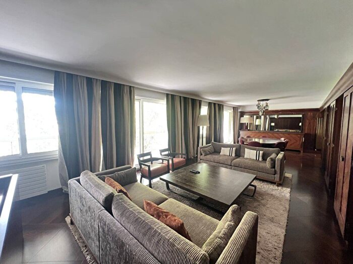 Appartement à louer - Porte Dauphine, Paris ème arrondissement - 6 pièces - 3 chambres