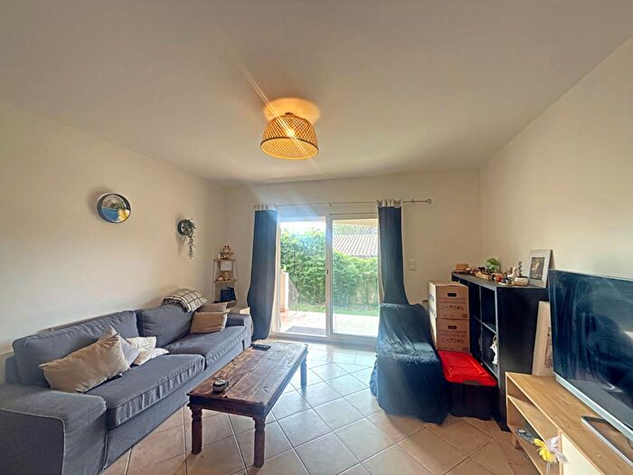 Appartement à louer - Saint-Cannat - 2 pièces - 1 chambre