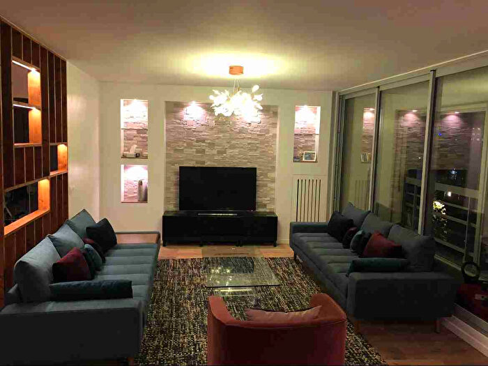 Appartement à louer - Courbevoie, Gambetta, La Défense - 4 pièces - 3 chambres