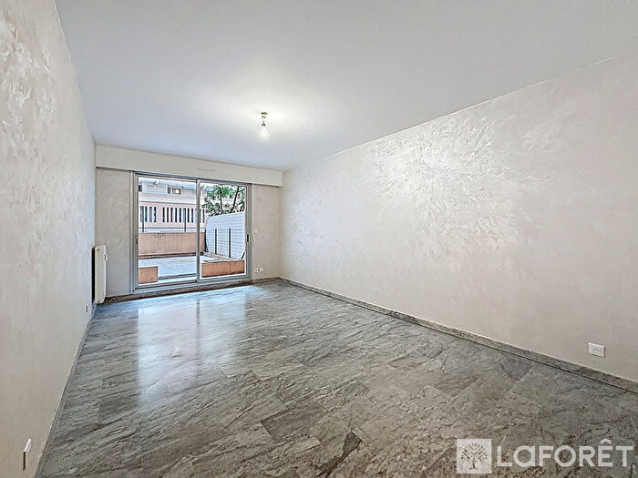 Appartement à louer - Menton, Hôtel de Ville, Vieille Ville, Musée, Madone, Carnolès - 2 pièces - 1 chambre