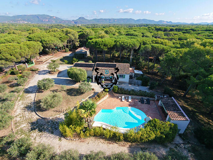 Maison 11 pièces à Roquebrune-sur-Argens, Les Fourques, Le Défens, Les Quatre Chemins, à vendre