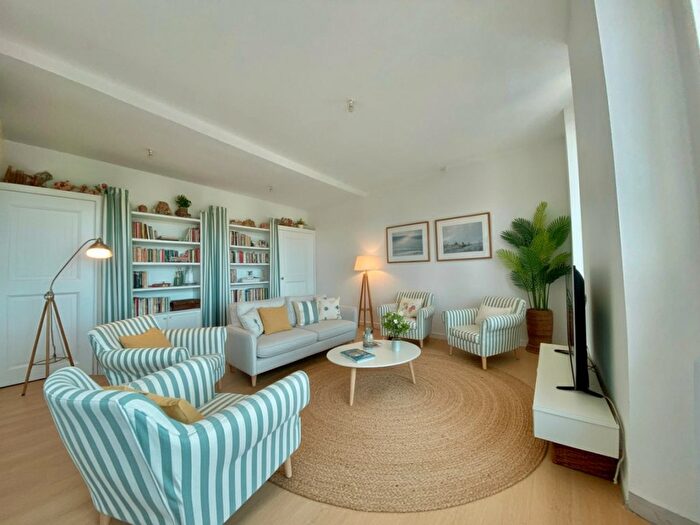 Appartement à vendre - Aubagne, Centre-ville, Beaumond - 2 pièces - 1 chambre