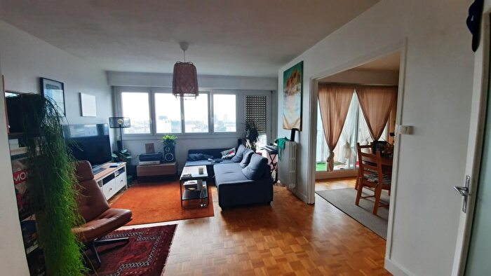 Appartement à louer - Quartiers Centre, Colombier - 4 pièces - 2 chambres