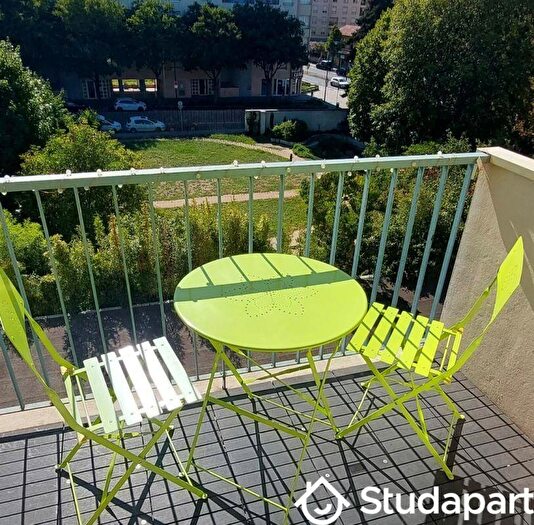 Appartement à louer - Croix Luizet, Villeurbanne - 1 pièce - 4 chambres