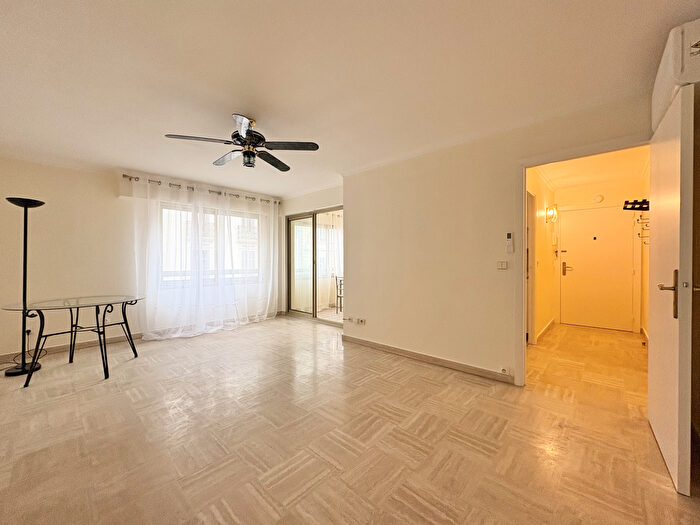 Appartement à louer - Cannes, Carnot - 3 pièces - 2 chambres