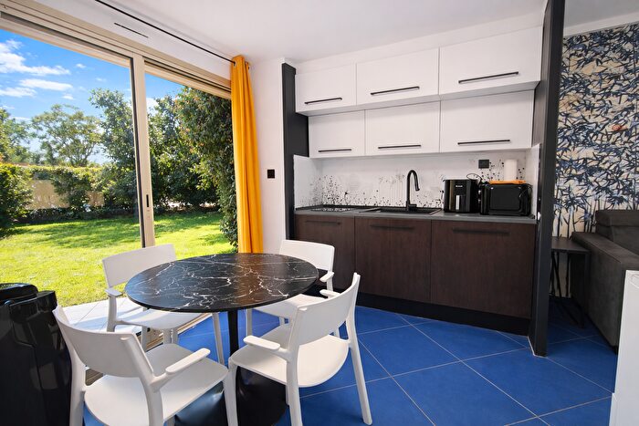 Appartement à vendre - Antibes, Antibes-les-Pins, Trianon, Le Fournel, Peyregoue - 2 pièces - 1 chambre