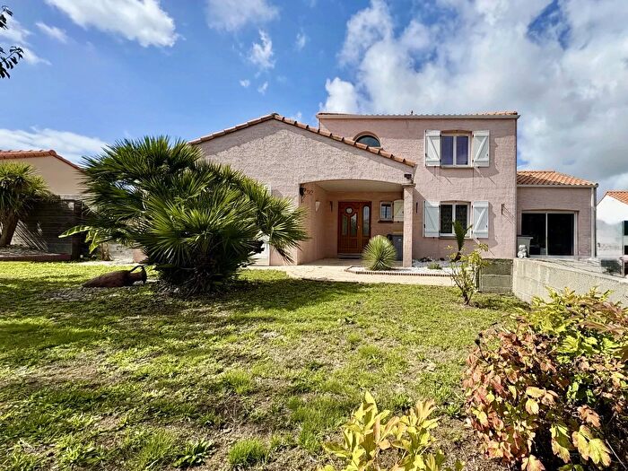 Maison à vendre - Saint-Viaud - 6 pièces - 5 chambres