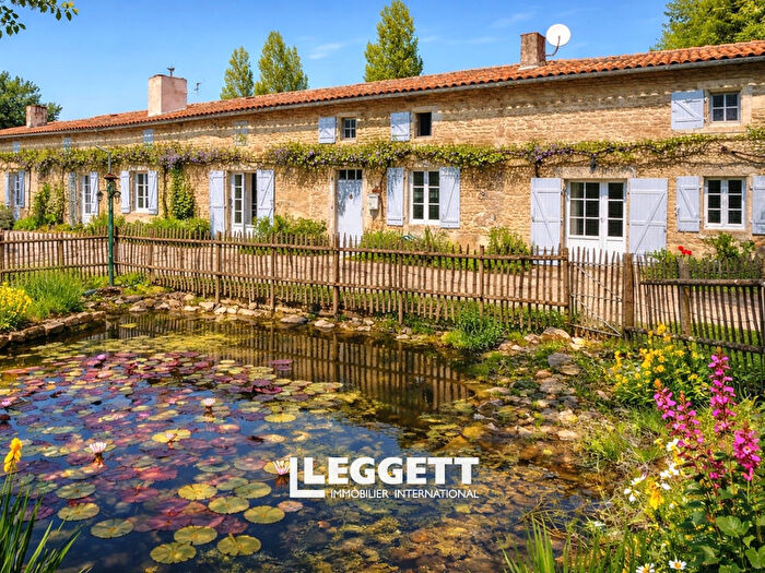 Maison à vendre - Villefagnan - 13 pièces - 8 chambres