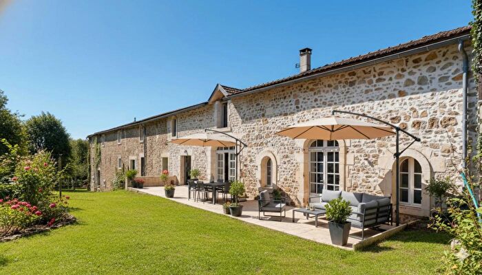 Maison à vendre - Courgeac - 18 pièces - 11 chambres