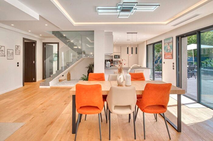 Maison à louer - Les Colles-Camp Lauvas-Font de lOrme, Mougins - 8 pièces - 6 chambres