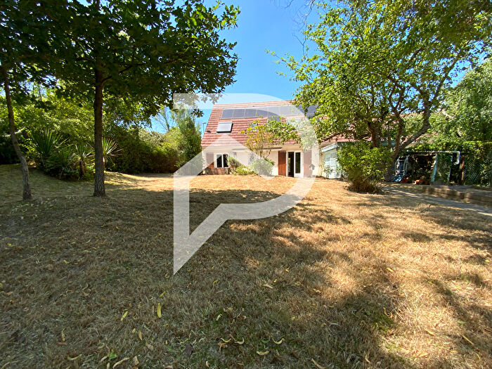 Maison à vendre - Les Essarts-le-Roi - 8 pièces - 6 chambres