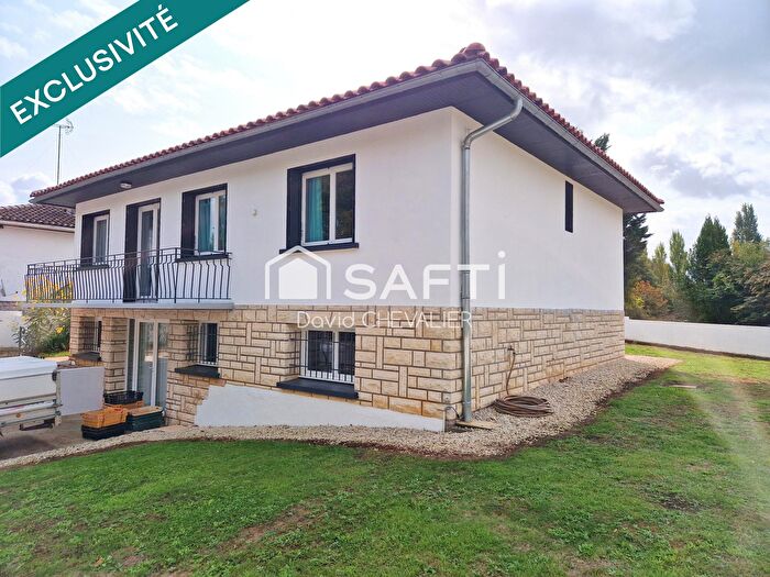 Maison à vendre - Saint-Genis-de-Saintonge - 6 pièces - 4 chambres