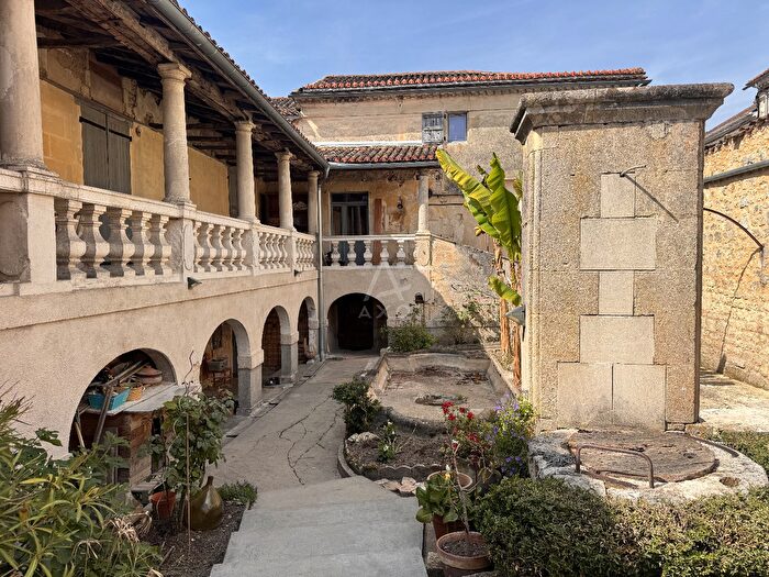 Maison 8 pièces à Roullet-Saint-Estèphe, à vendre
