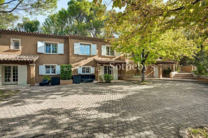 Maison à louer - Aix-en-Provence - 8 pièces - 6 chambres