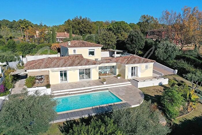 Maison à vendre - Bagnols-en-Forêt - 6 pièces - 4 chambres