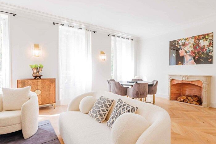 Appartement à louer - Porte Dauphine, Paris ème arrondissement - 3 pièces - 2 chambres