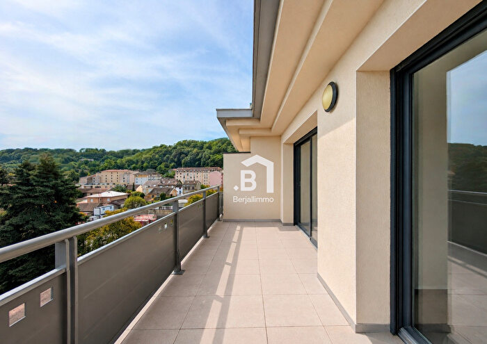 Bourgoin-Jallieu, Centre-ville, Pont Saint-Michel : Appartement 2 pièces à vendre