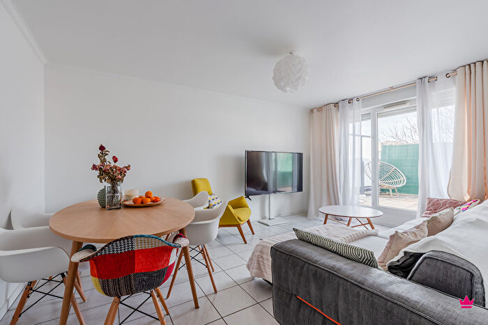 Appartement à vendre - Vaulx-en-Velin, Village - 3 pièces - 2 chambres