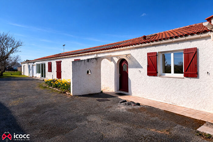 Maison à vendre - Les Magnils-Reigniers - 6 pièces - 4 chambres