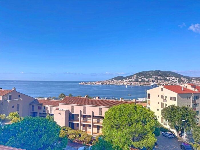 Appartement à louer - Aspretto, Ajaccio - 5 pièces - 3 chambres