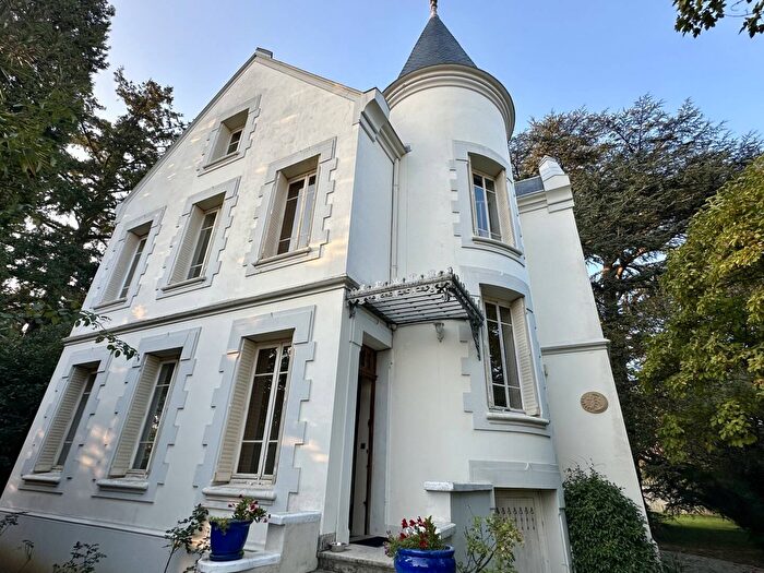 Maison à louer - Tassin-la-Demi-Lune - 9 pièces - 6 chambres