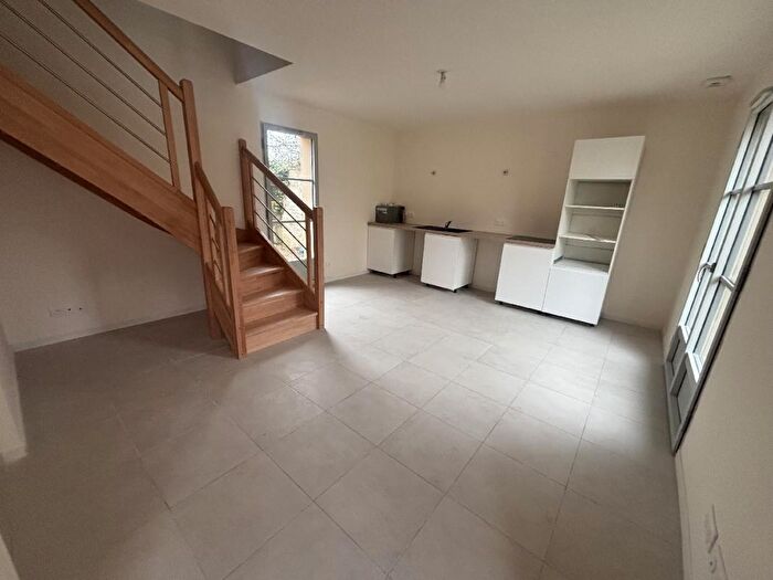 Maison à louer - Beaumont-sur-Oise - 4 pièces - 3 chambres