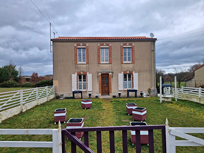 Maison à vendre - Airvault - 4 pièces - 2 chambres