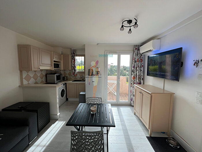 Appartement à louer - Roquebrune-sur-Argens - 2 pièces - 1 chambre