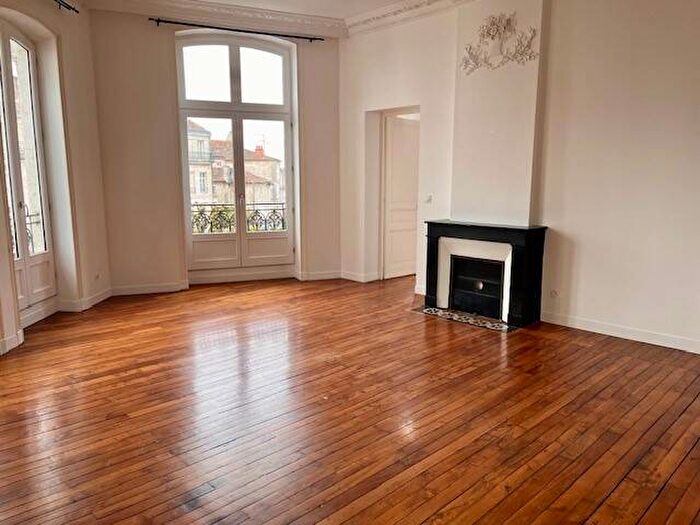 Appartement à louer - Angoulême - 5 pièces - 3 chambres