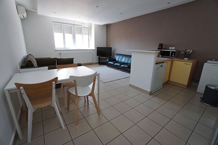 Appartement à louer - centre Ville-La Chartonnière-La Barre, Villefranche-sur-Saône - 2 pièces - 1 chambre