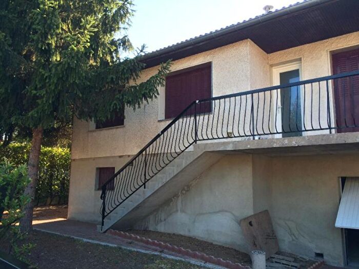 Décines-Charpieu, Centre-ville : Maison 6 pièces à louer