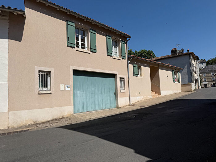 Maison à vendre - Civray - 8 pièces - 4 chambres