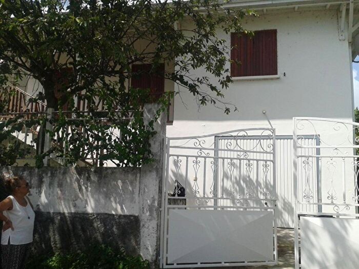 Maison à louer - Saint-Claude - 5 pièces - 4 chambres