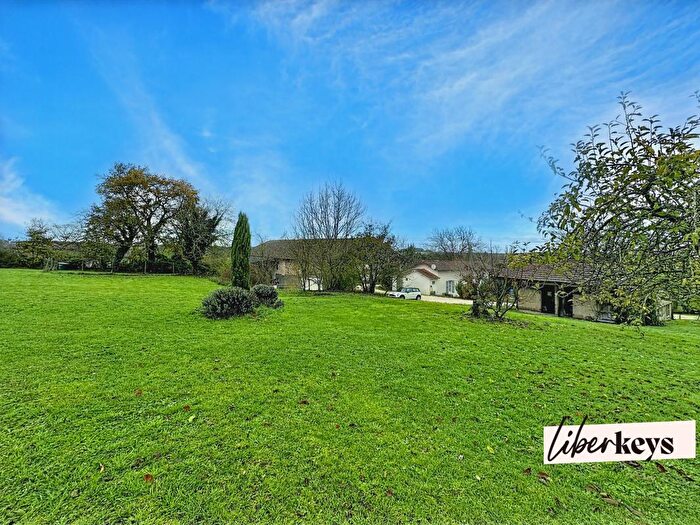 Maison à vendre - Festalemps - 9 pièces - 4 chambres