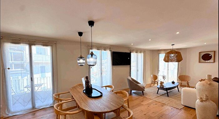 Appartement à louer - Centre Ville, Sanary-sur-Mer - 4 pièces - 2 chambres