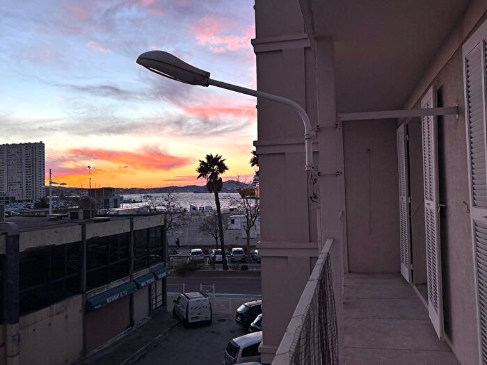 Appartement à louer - Toulon, Le Port - 2 pièces - 1 chambre