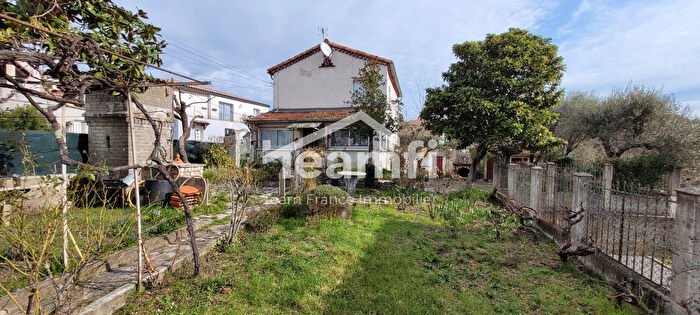 Maison à vendre - Saint-Julien-les-Rosiers - 5 pièces - 3 chambres