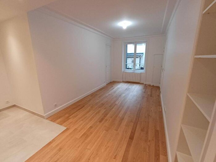 Appartement à louer - Saint Philippe du Roule, Paris ème arrondissement - 2 pièces - 1 chambre