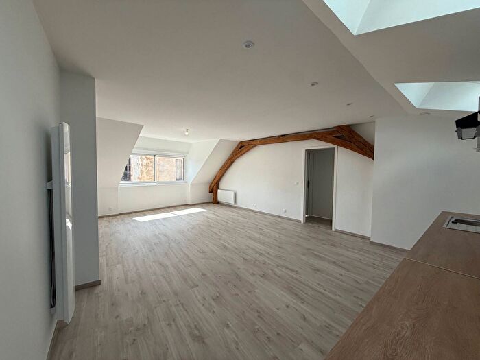Appartement à louer - Crécy-la-Chapelle - 3 pièces - 2 chambres