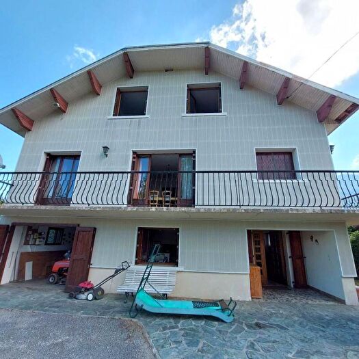 Maison à louer - Saint-Laurent-du-Pont - 6 pièces - 5 chambres