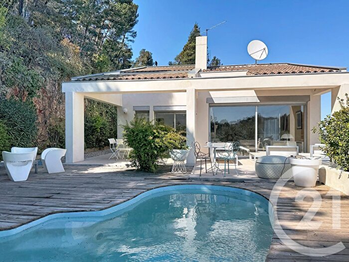 Maison à vendre - Châteaurenard, Roquecoquille, La Roquette, Rocher de Martin, Blaquières - 9 pièces - 4 chambres