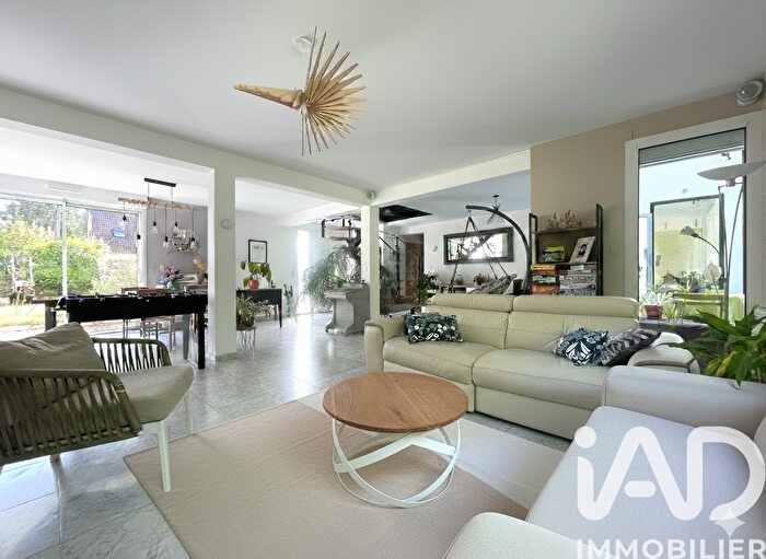 Maison à vendre - Le Mesnil-Saint-Denis - 9 pièces - 5 chambres