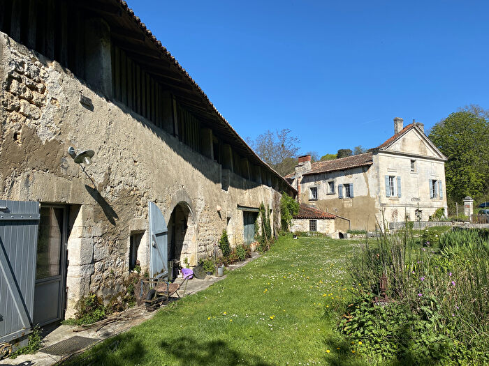 Maison 7 pièces à vendre à Puymoyen