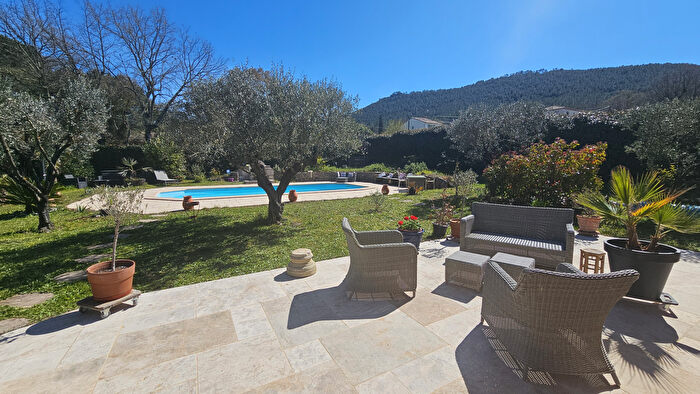 Maison à vendre - Bagnols-en-Forêt - 6 pièces - 4 chambres